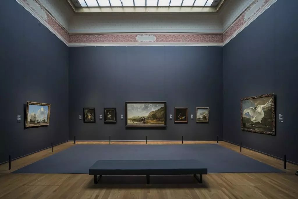 O galuega a Rachel Ruysch ma Gesina ter Borch o lo'o tautau nei i le Fa'ailoga Fa'aaloalo i le Rijksmuseum. Ata fa'aaloaloga a le Rijksmuseum, Amsterdam.