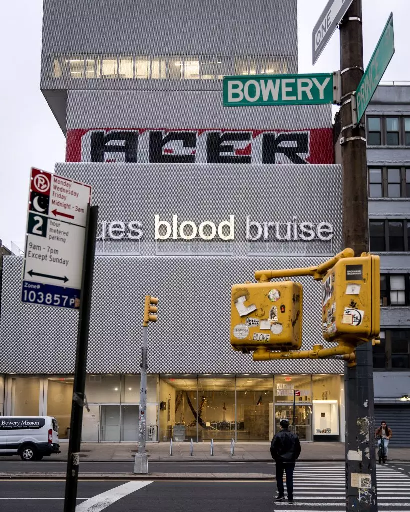 Den anonyme Kënschtler Acer 444 huet illegal e massivt Graffiti Stéck op der drëtter Geschicht vum New York New Museum gemoolt. Foto vun <a href=https://www.instagram.com/b4_flight/ target=