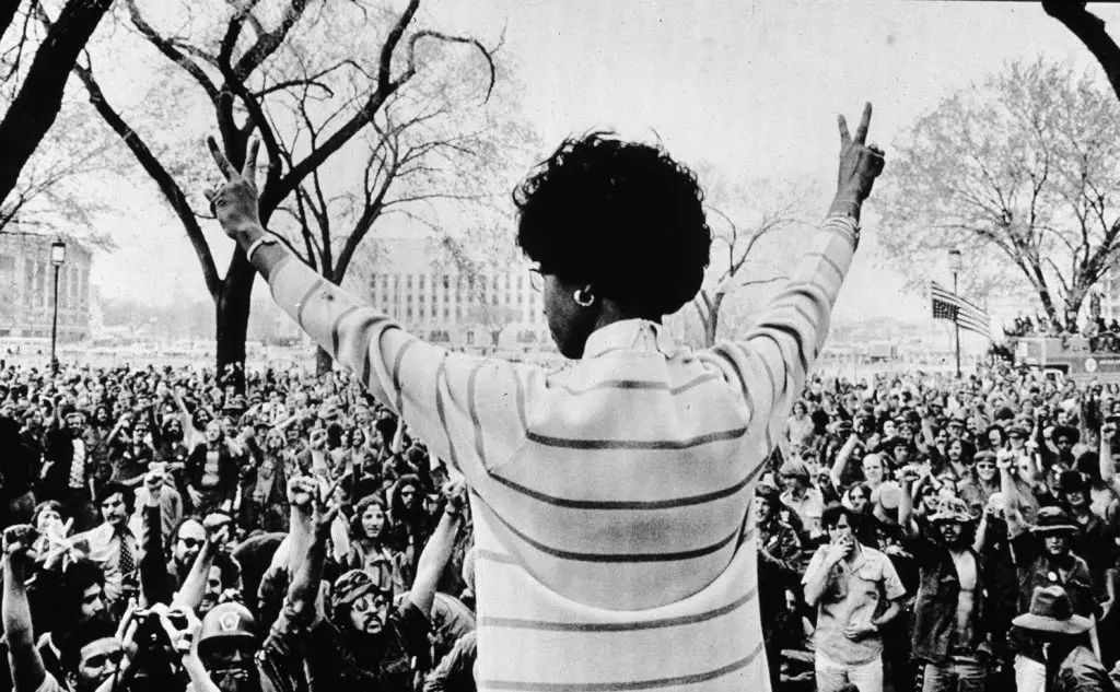 Shirley Chisholm ku li Washington Mall, Washington, DC, Nîsana 1971 bi kevneperestan re diaxive. Wêne: New York Times Co./Mike Lien/Getty Images.