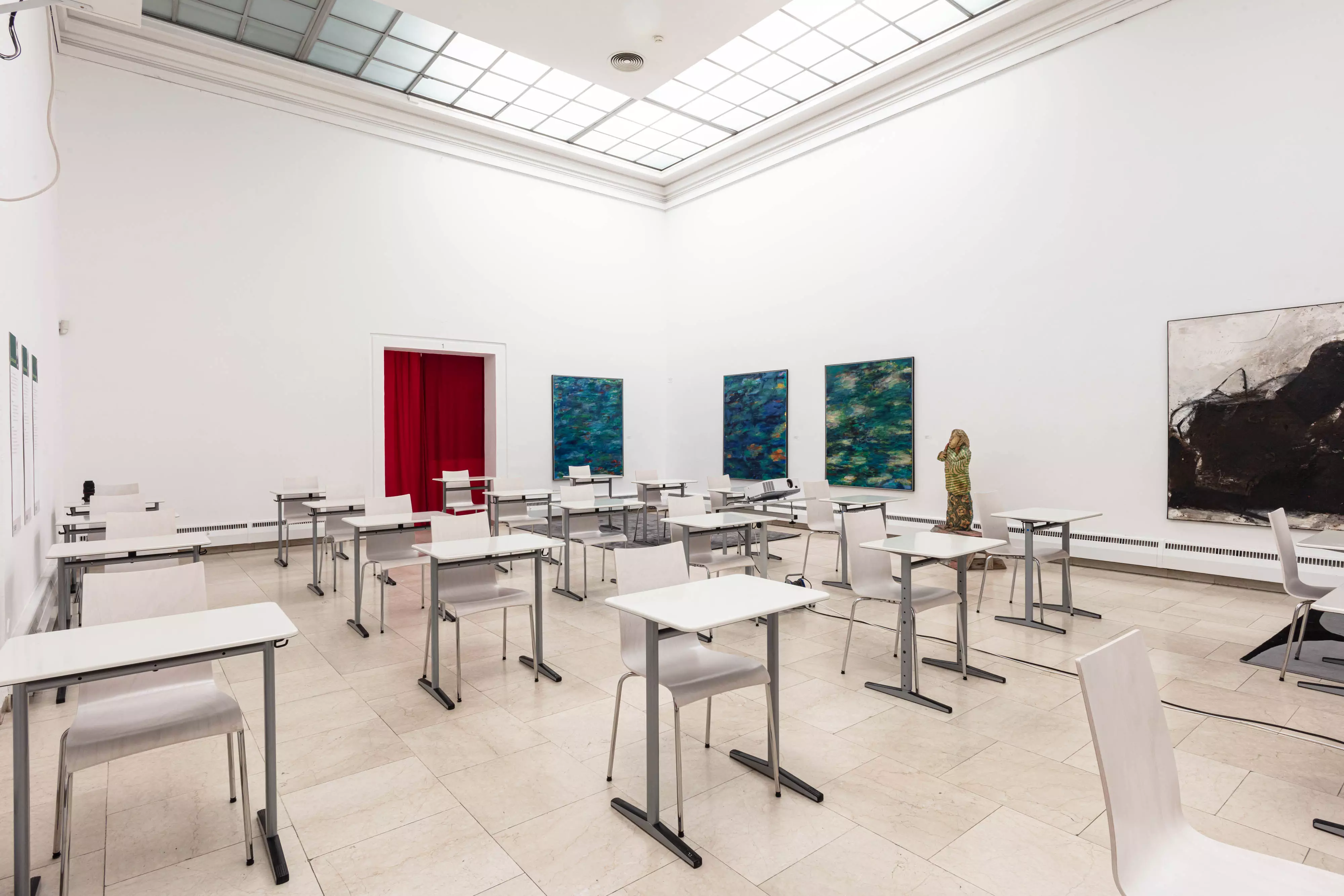 Mentre la Germania estende il suo blocco, i musei chiusi stanno offrendo le loro gallerie a scuole anguste e scarsamente ventilate