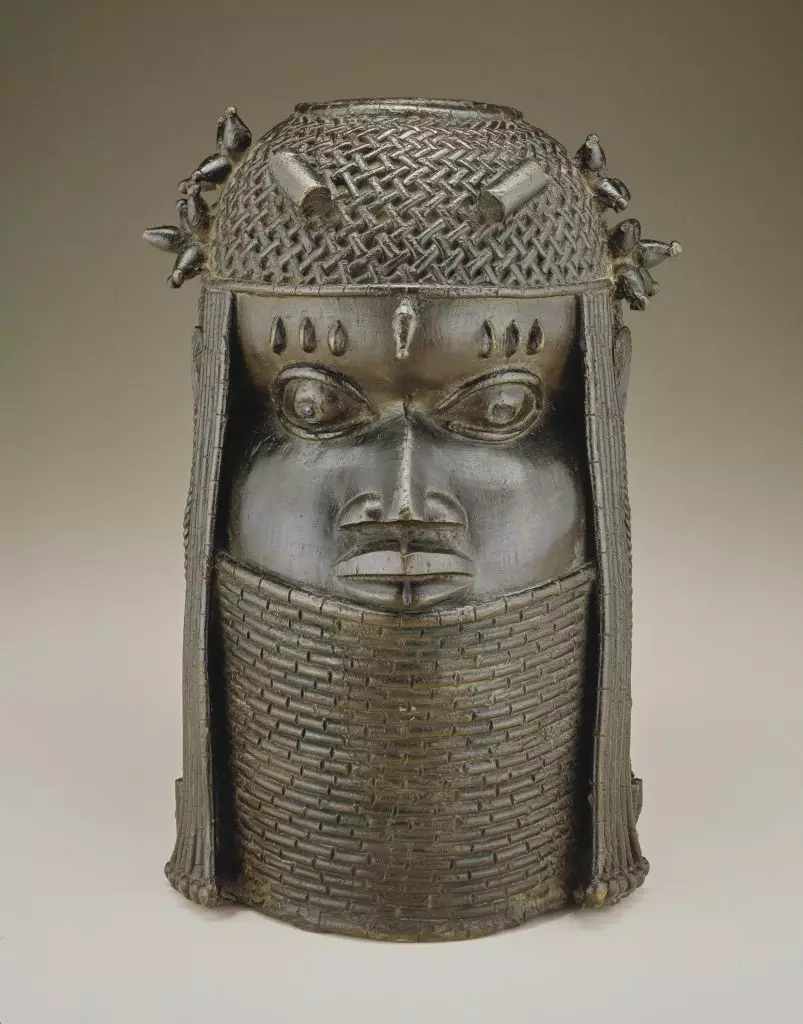 In betinkingskop fan in kening makke troch in Edo-keunstner yn de 18e ieu. Foto: Franko Khoury. Courtesy of the National Museum of African Art, Smithsonian Institution.