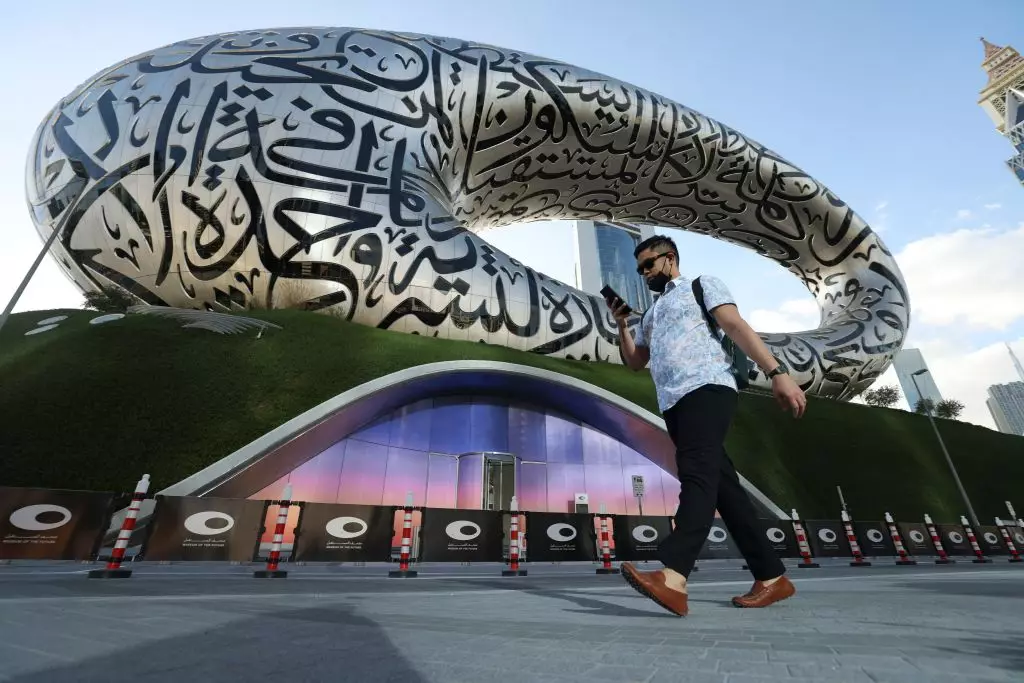 Fahren Sie in Dubais neuestem architektonischen Wunderwerk, dem Museum of the Future, mit einem Aufzug ins Weltall