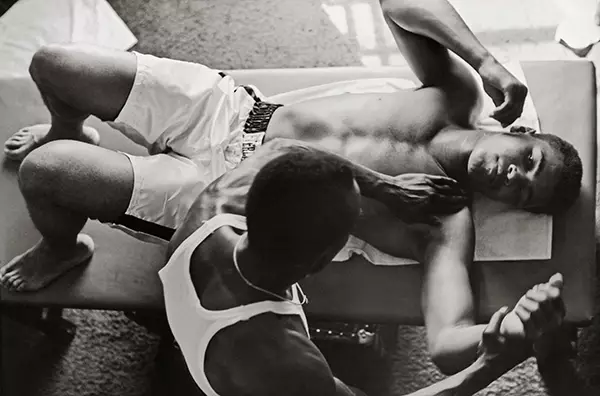 Gordon Parks, Trainer Works on Muhammad Ali's Shoulder, Miami, Florida (1966). Me mirësjellje dhe të drejtën e autorit Fondacioni Gordon Parks.