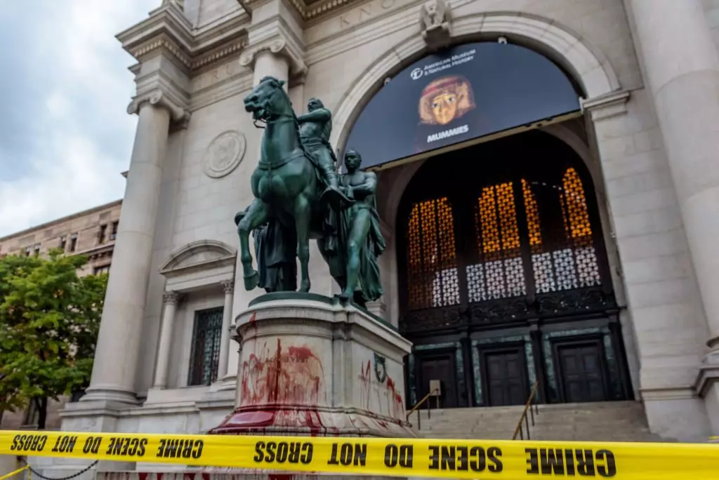 Une statue de Theodore Roosevelt devant le Musée américain d'histoire naturelle de New York après avoir été éclaboussée de peinture rouge le 26 octobre 2017. Un incident similaire a eu lieu le 6 octobre 2021. Photo : Erik McGregor/LightRocket via Getty Images.