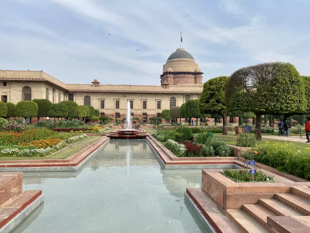 Rashtrapati Bhavan, mazaunin Firayim Minista a Dehli ta Tsakiyar Vista. Hoton Sarah Cascone.