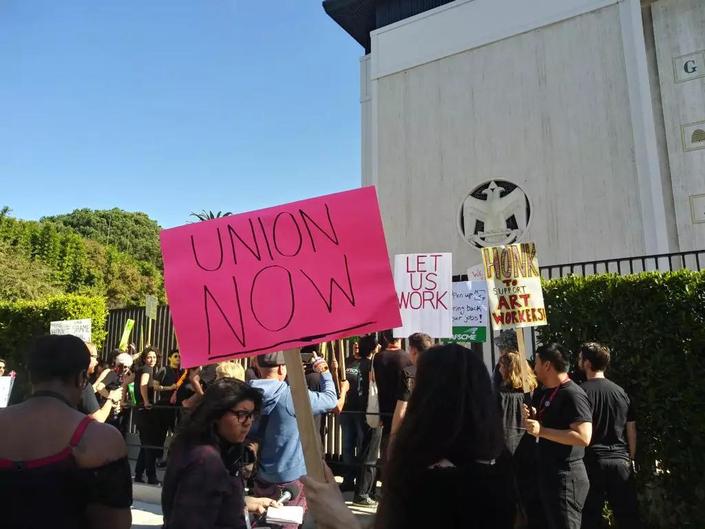 Protes di luar Yayasan Marciano di Los Angeles. Foto: Catherine Wagley.