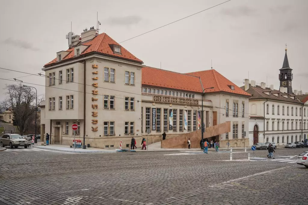 Buiteaansig van die Kunsthalle Praha. Fotografie deur Lukáš Masner.