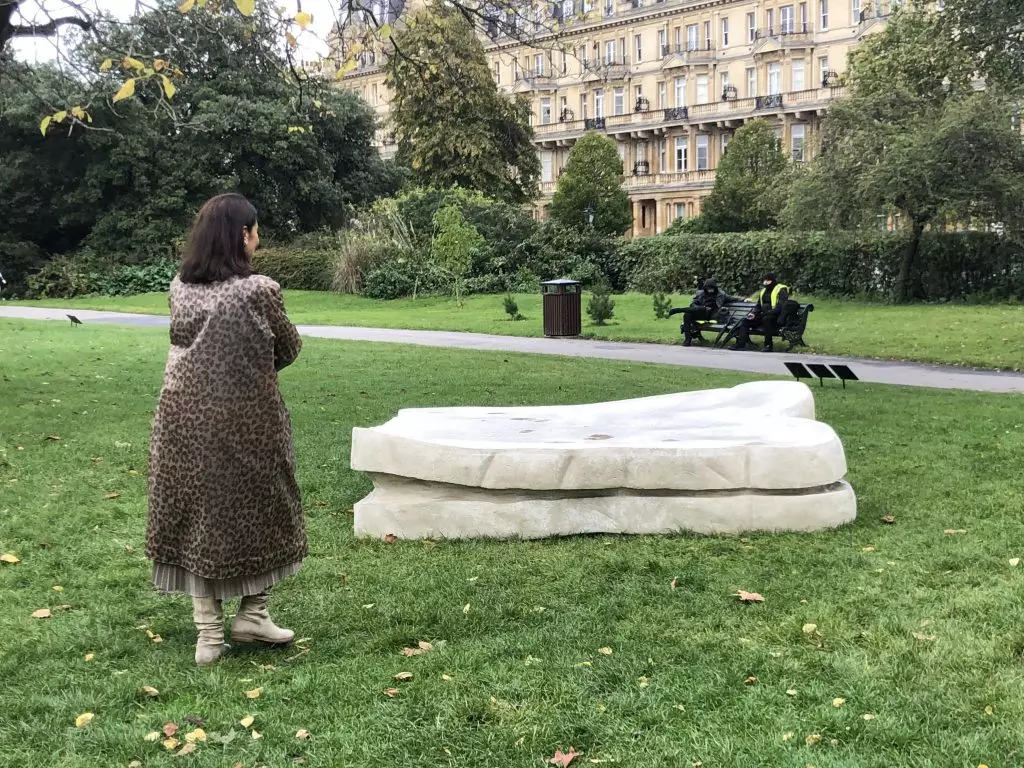 Muriel Salem på Frieze Sculpture. Foto av Naomi Rea.