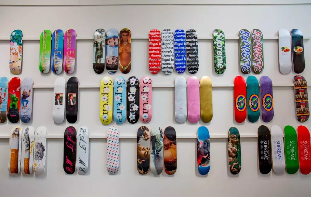 I-Sotheby's izothengisa Isethi Ephelele Yawo Wonke Ama-Skateboard Decks Supreme Aseke Akhiqiza Ngokufika Ku-$1.2 Million 13501_1