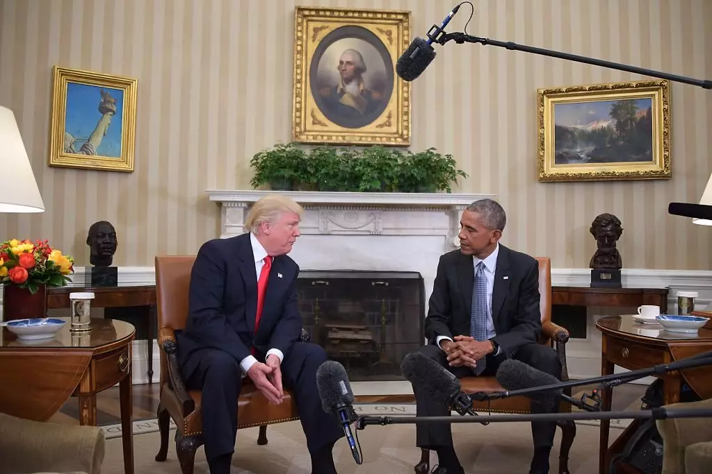 O presidente dos EUA, Barack Obama, se reúne com o presidente eleito Donald Trump sobre o planejamento da transição no Salão Oval da Casa Branca em 10 de novembro de 2016 em Washington, DC. Foto Jim Watson/AFP/Getty Images.