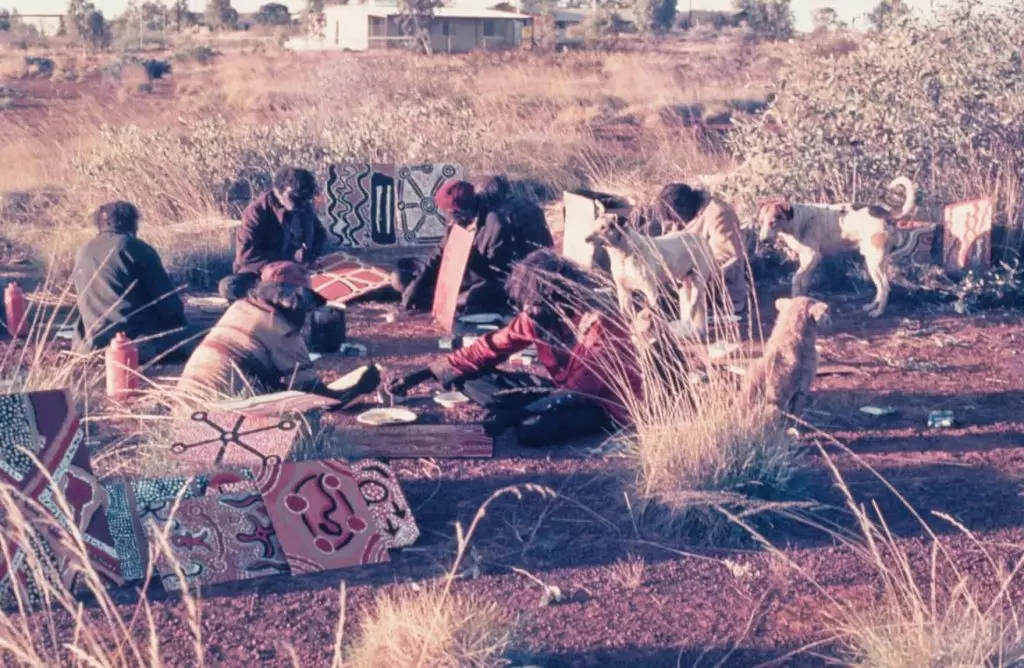 Mai dafa aikin wa'azi na gida Warwick Nieass ya ɗauki wannan hoton lokacin da yake koyar da zane-zane a Balgo a cikin 1982. Hoto na Kudancin Australiya Museum, Adelaide.