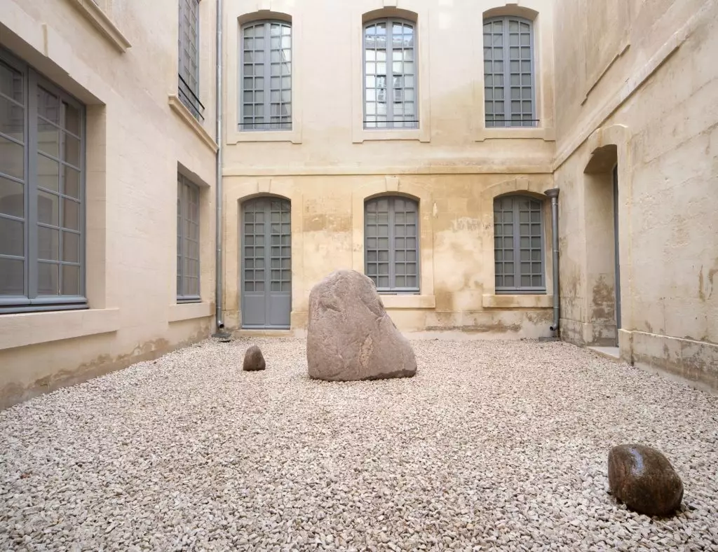 Lee Ufan Arles, Hôtel Vernon, Arles, 2022. © Lee Ufan, ADAGP, Paris, 2022. Rəssamın və Kamel Mennurun izni ilə, Paris.