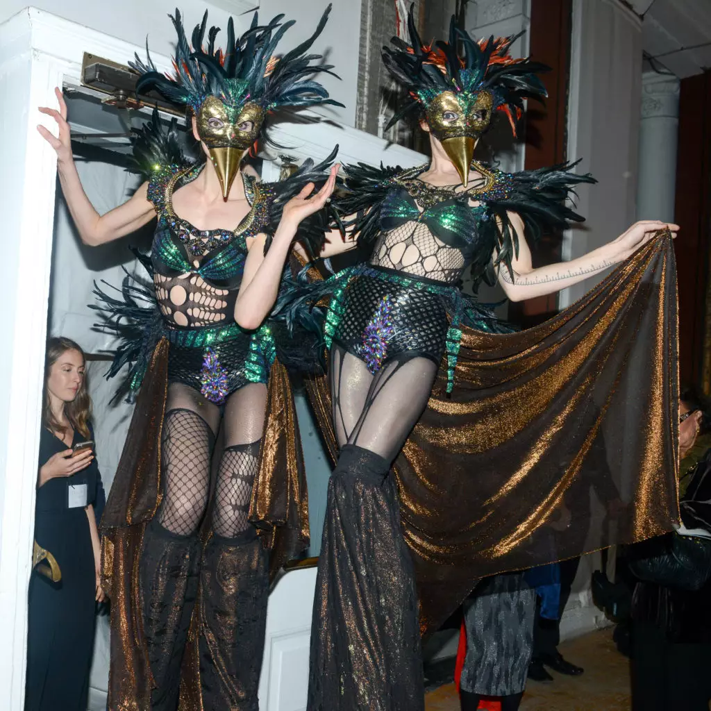 Stiltwalkers fi New York Academy of Art’s Tribeca Ball. Korteżija tal-BFA.