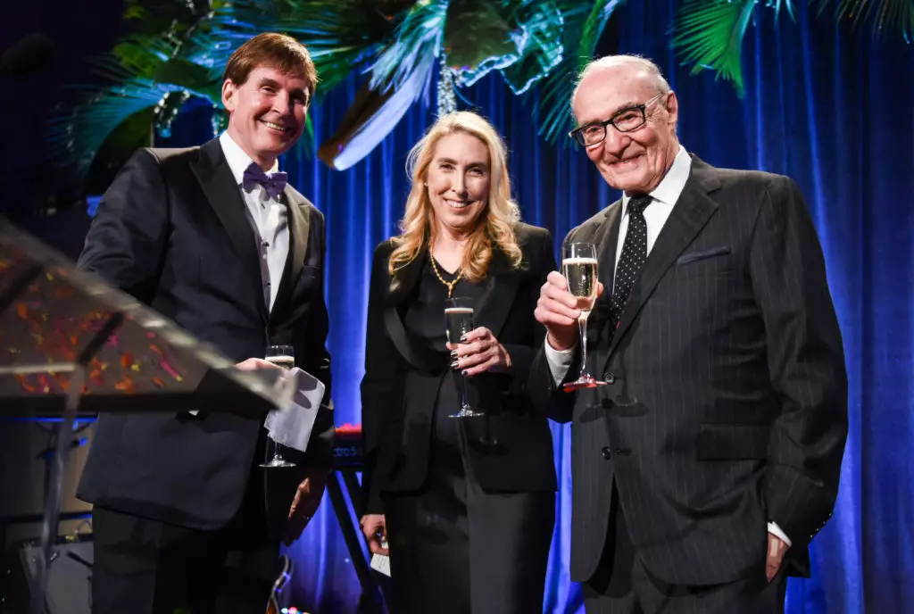 J.K. Brown, Lisa Phillips และ Saul Dennison ที่งาน Spring Gala ครบรอบ 40 ปี ได้รับความอนุเคราะห์จาก Leandro Justen / BFA.com