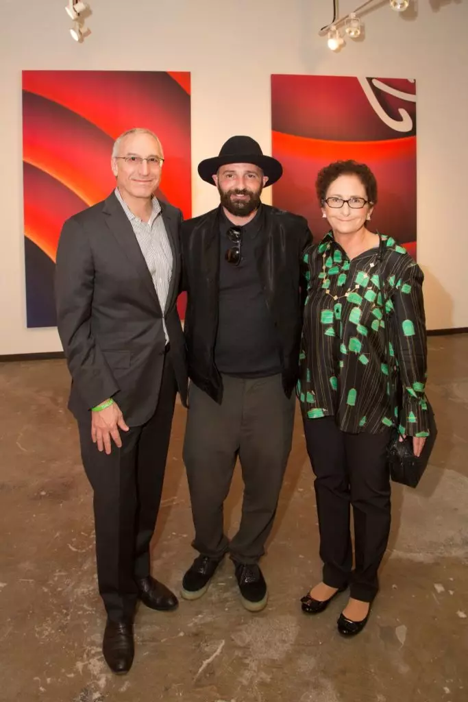 Jeremy Strick, Piero Golia และ Nancy Nasher ที่งาน Dallas Art Fair ในบูธ Gagosian Gallery ที่มีผลงานของ Golia ได้รับความอนุเคราะห์จากงาน Dallas Art Fair