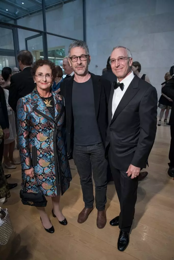 Nancy Nasher, honoree Pierre Huyghe, sareng Diréktur Pusat Patung Jeremy Strick. Poto kahadean tina Bruno.