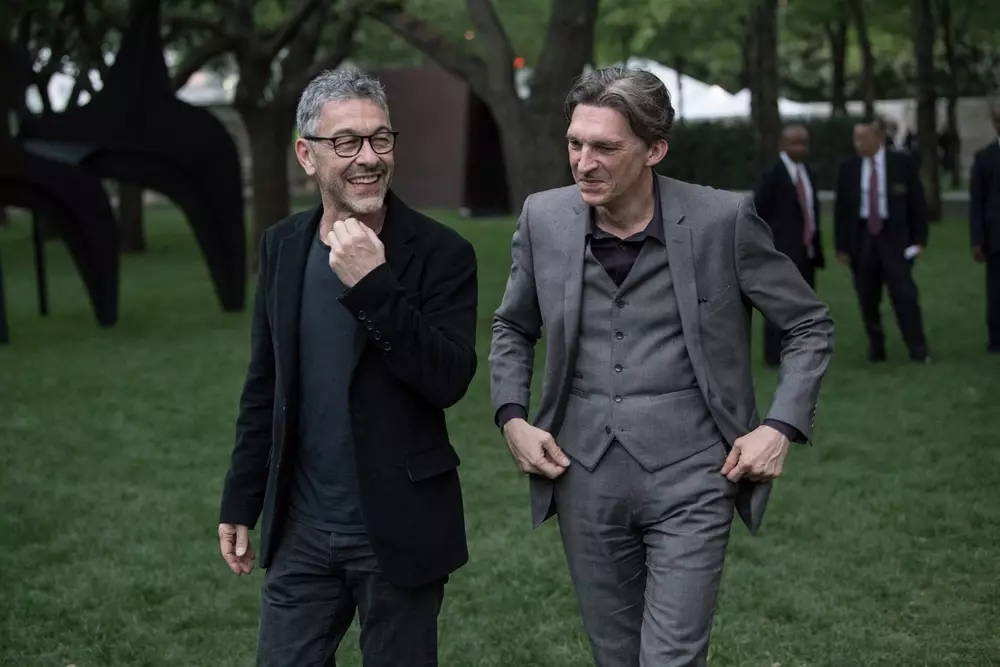 Pierre Huyghe, Curator Nicolas Bourriaud உடன் சிற்ப மையத்தில் உலா வருகிறார். புருனோவின் புகைப்பட உபயம்.