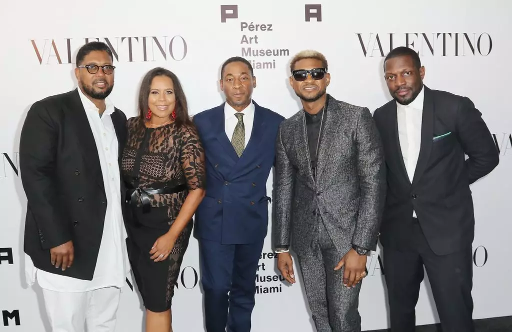 Jayson Jackson, Jessica Sirmans, Franklin Sirmans, Usher & Jaha Johnson di PAMM Art of Partéi dibere ku Valentino. Poto kahadean tina Getty.