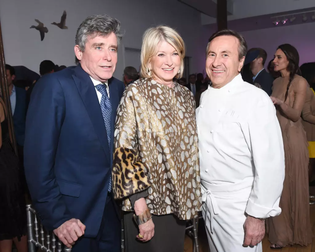 Jay McInerney، Martha Stewart، او Daniel Boulud د نیویارک د هنر اکاډمۍ د ټریبیکا بال کې. د BFA له خوا.