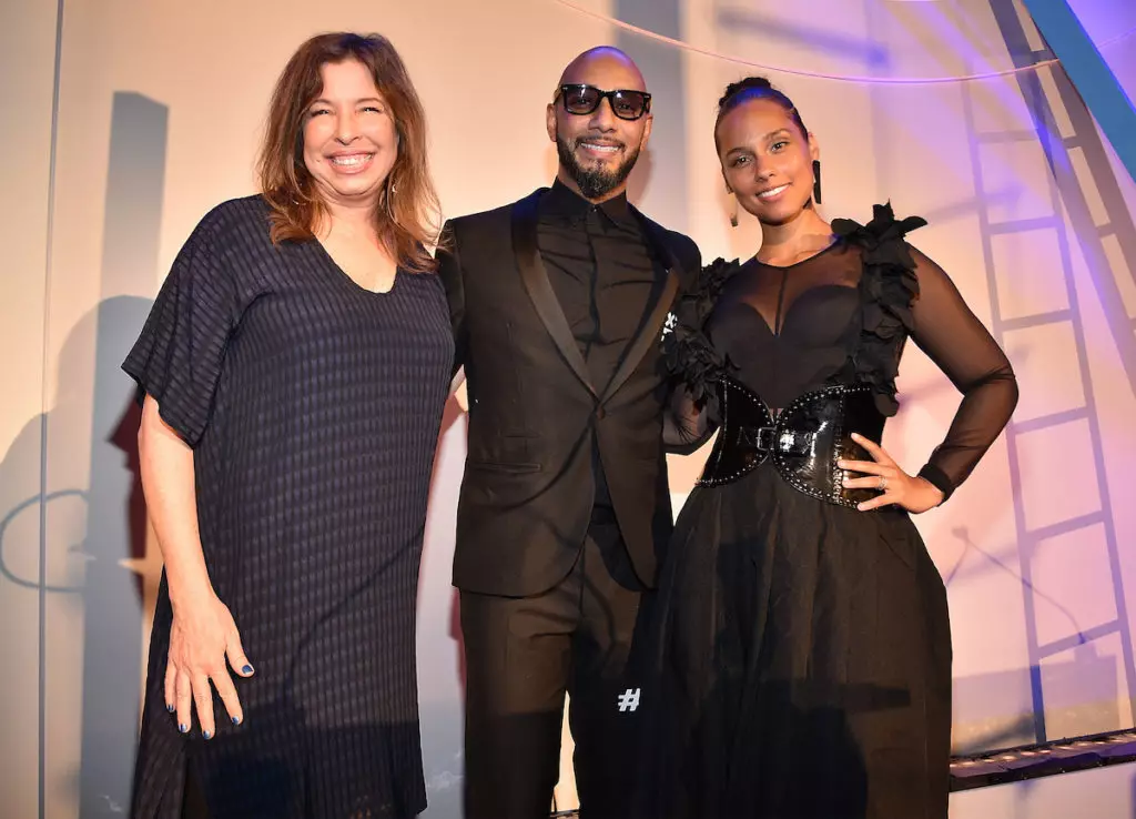 Direttur tal-Mużew ta’ Brooklyn Anne Pasternak, Swizz Beatz u Alicia Keys. Ritratt minn Kevin Mazur/Getty Images għal Brooklyn Museum.