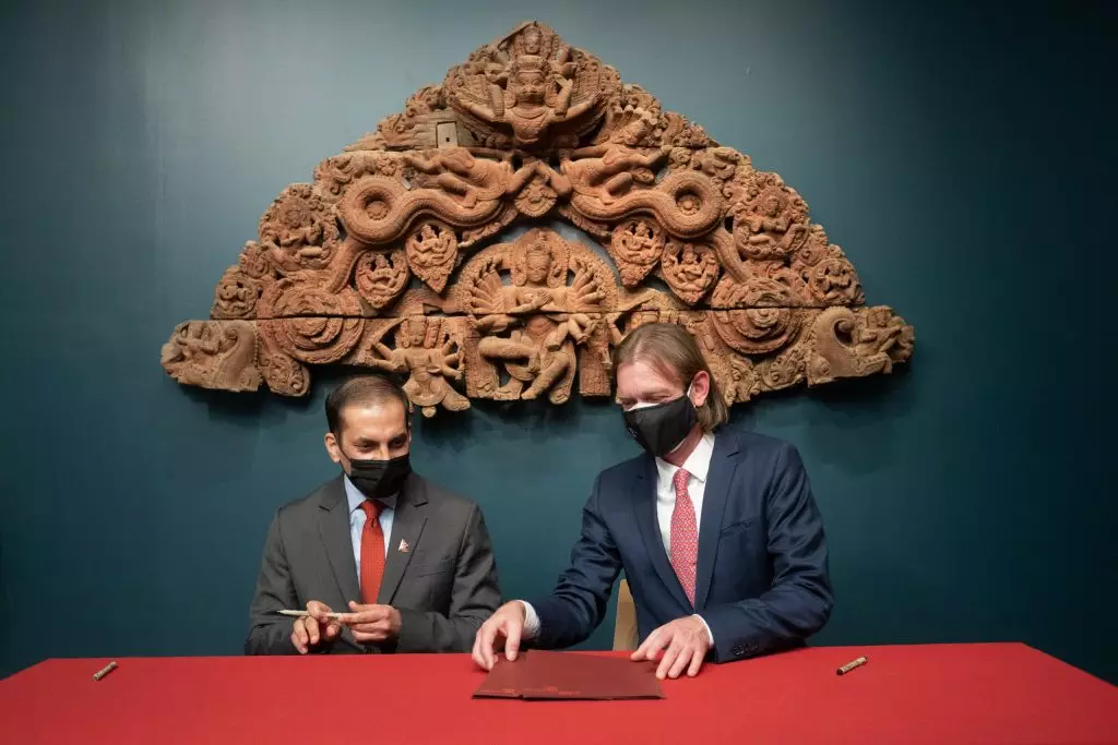 De waarnimmend konsul-generaal fan Nepal, Bishnu Prasad Gautam [L], mei Rubin-direkteur Jorrit Britschgi [R] yn it Rubin Museum of Art dizze wike.