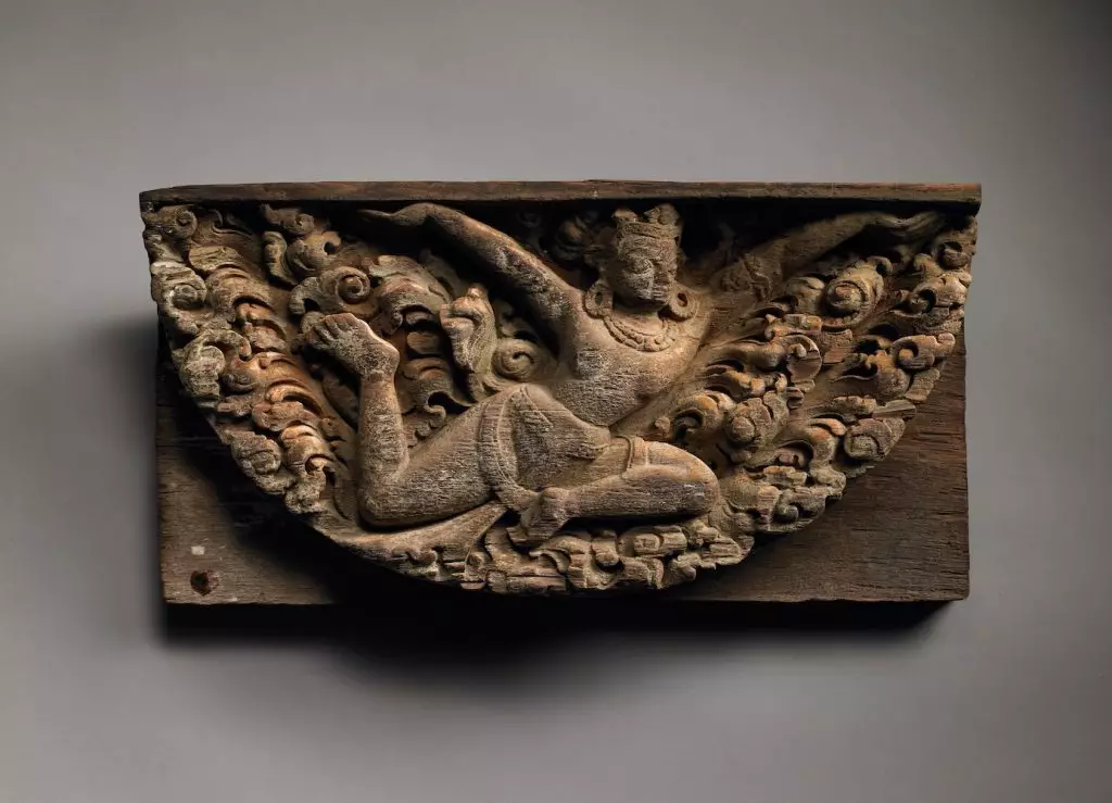 En guirlande med Apsara, Nepal, Kathmandu-dalen, 1300-tallet. Udlånt af Rubin Museum of Art.