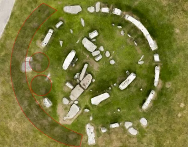 Eng Loftopklärung vu Stonehenge déi dréchen Flecken weist, wou Steng stoungen, déi de Krees ofgeschloss hunn. Foto: SWSN.com/English Heritage.