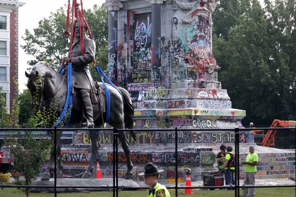 Um curador quer colocar monumentos confederados em um museu de arte contemporânea. Primeiro, ele tem que descobrir a quem eles pertencem 1373_1