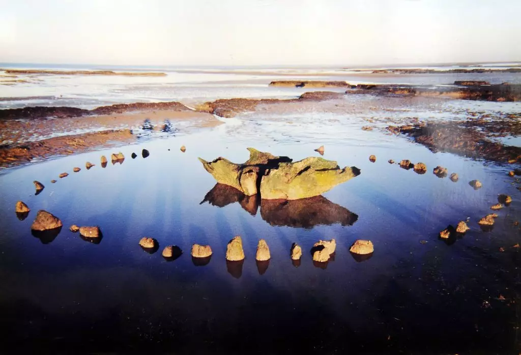 ภาพถ่ายของ Wendy George ของ Seahenge ซึ่งถูกค้นพบที่ Holme Beach ได้รับความอนุเคราะห์จากพิพิธภัณฑ์อังกฤษ