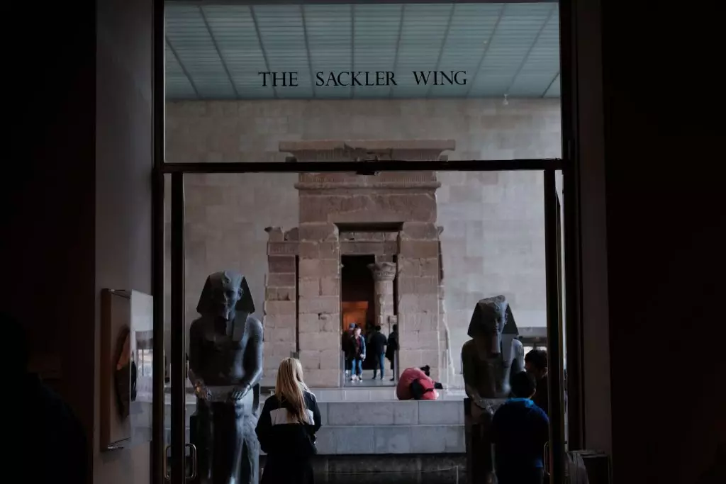 Oghere nke a na-akpọbu Sackler Wing na Metropolitan Museum na 2019. E wepụrụ aha ezinụlọ na gallery na Disemba 2021. Foto nke Spencer Platt/Getty Images.