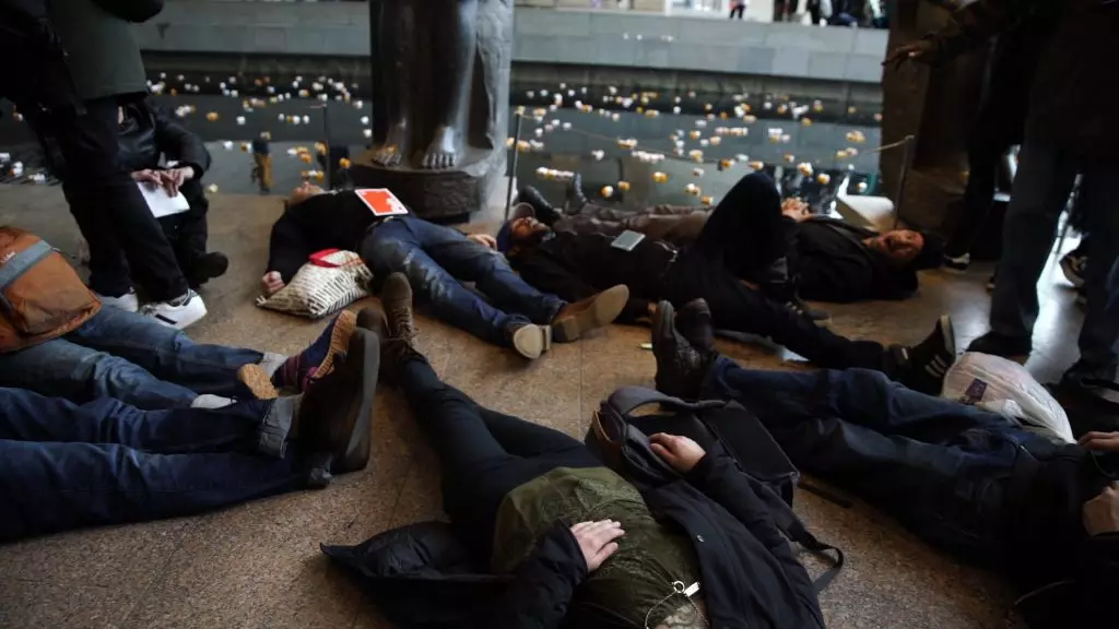 Ang unang protesta ni Sackler P.A.I.N. laban sa mga museo na gumawa ng mga pagsasaayos ng pangalan sa pamilyang Sackler ng Purdue Pharma sa Temple of Metropolitan Museum of Art, New York. Larawan ni Thomas Pavia, sa kagandahang-loob ni Sackler P.A.I.N.