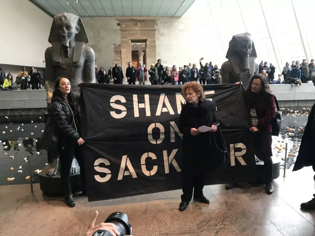 Nan Goldin Parolante ĉe la protesto ĉe la MET. Foto: Michael Quinn.