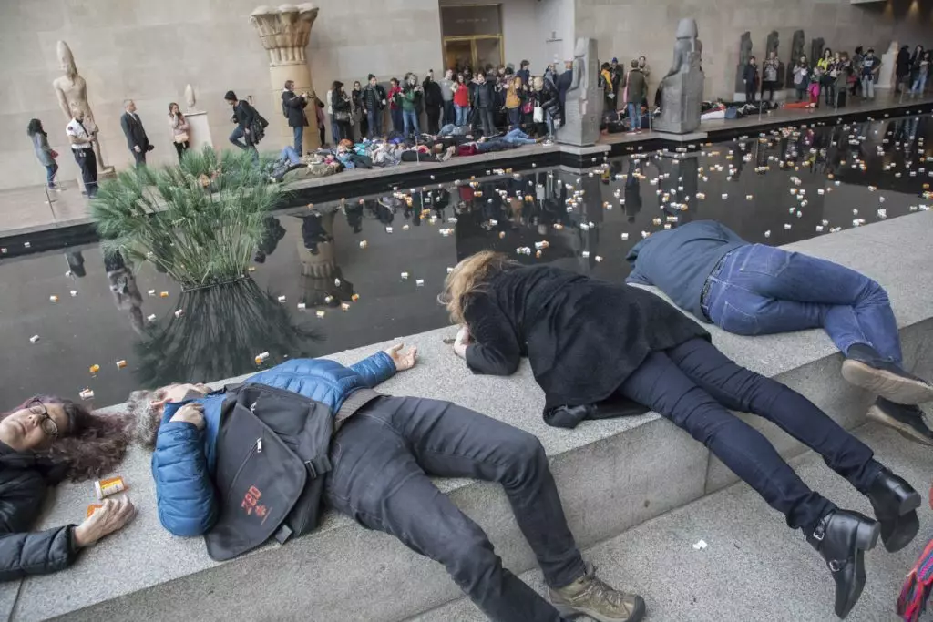 Sackler P.A.I.N.-ov prvi protest protiv muzeja koji su dogovorili imenovanje sa porodicom Sackler iz Purdue Pharma u Temple of Metropolitan Museum of Art, New York. Fotografija J.C. Bourcarta, ljubaznošću Sackler P.A.I.N.