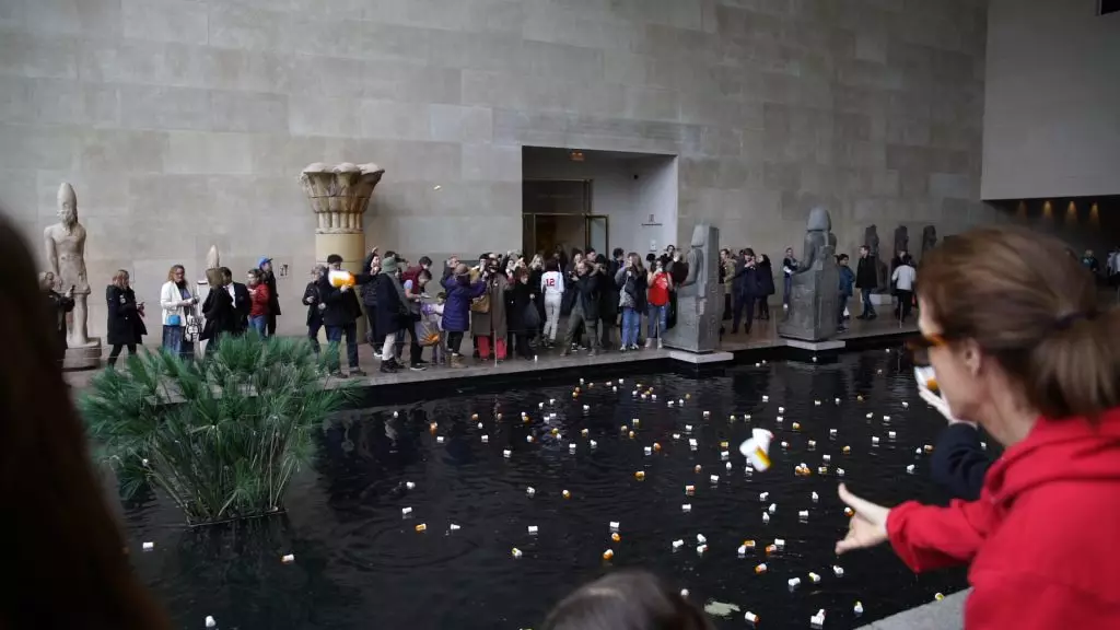 A primeira protesta de Sackler P.A.I.N. contra os museos que fixeron arranxos de nomeamento coa familia Sackler de Purdue Pharma no Temple of Metropolitan Museum of Art, Nova York. Foto de Thomas Pavia, cortesía de Sackler P.A.I.N.