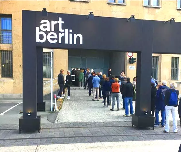 De un escalofriante discurso de Kanye a una comuna de niños de la vida real, los artistas giran el trabajo de fuentes inesperadas en el Refreshed Art Berlin