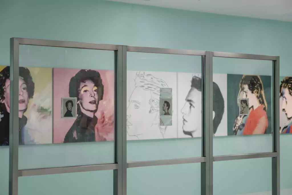 Prikaz instalacije filma 'Becoming Andy Warhol' na UCCA Edgeu, Šangaj. Uz dopuštenje UCCA Centra za suvremenu umjetnost.