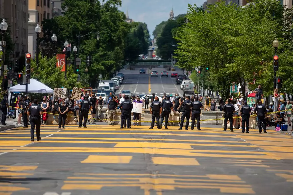 Oblast Black Lives Matter Plaza je vyčištěna od demonstrantů po neúspěšném pokusu sundat sochu prezidenta Andrewa Jacksona v parku Lafayette 24. června 2020 ve Washingtonu, DC. Foto: Tasos Katopodis/Getty Images.