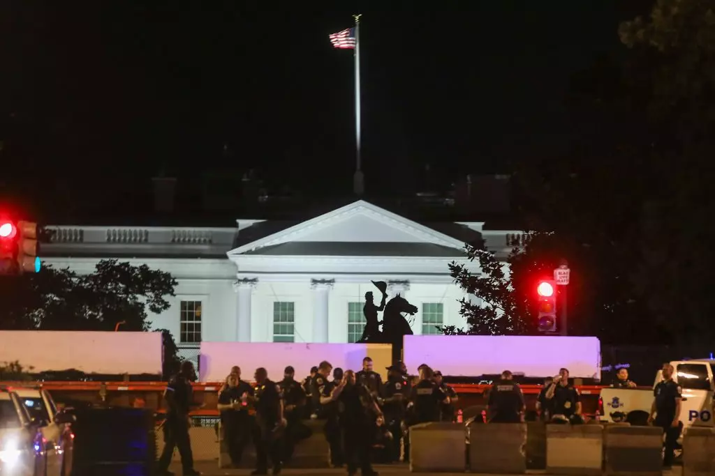 Betogers staan op 16de en ek op Black Lives Matter Plaza op 23 Junie 2020 in Washington, DC. Foto: Tasos Katopodis/Getty Images.