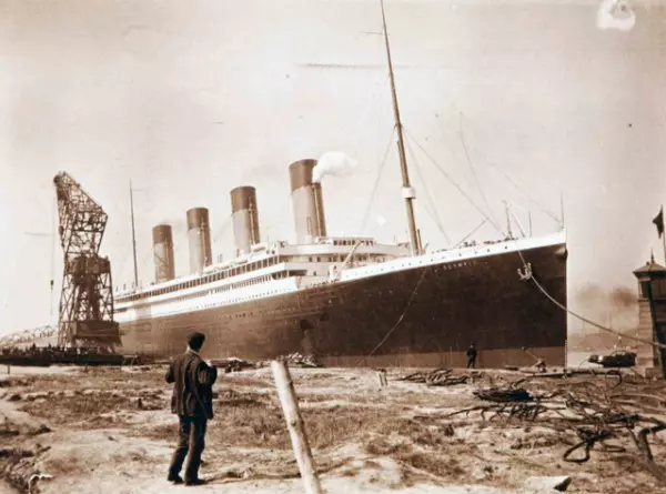 In nijsgjirrige taskôger sjocht de Titanic foarby. Foto mei hoflikens fan de Nasjonale Musea Noard-Ierlân.