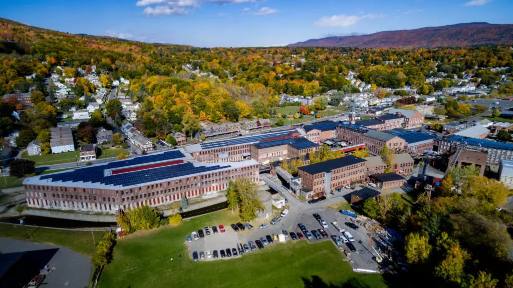 Dîtina hewayî ya Muzexaneya Hunera Hemdem a Massachusetts ji drone. Wêne ji MASS MoCA.