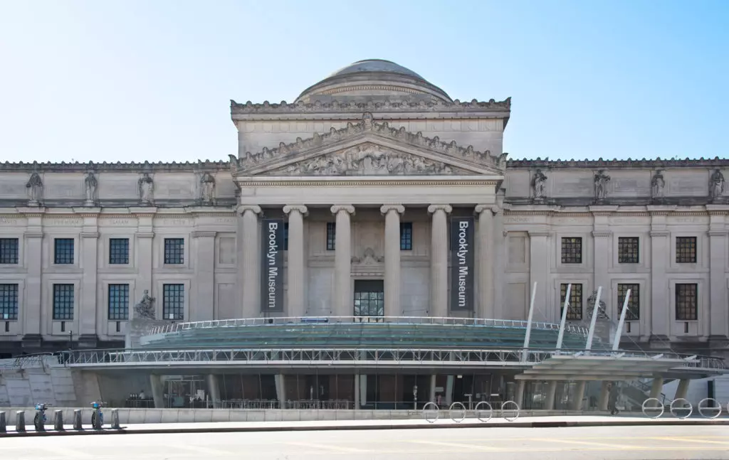 Exterior do Museo de Brooklyn. Cortesía Brooklyn Museum. Foto de Jonathan Dorado.