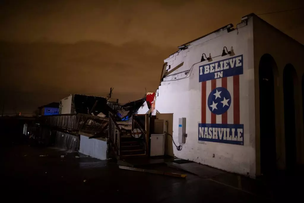 Muralek li ser The Basement East li Taxa Nashville ya Rojhilat di 3-ê Adar, 2020-an de li Nashville, Tennessee piştî ku tornado derbas bû-yek ji rêze felaketên ku sala borî li bajêr xist, pir zirar dît. (Wêne ji hêla Brett Carlsen/Getty Images)