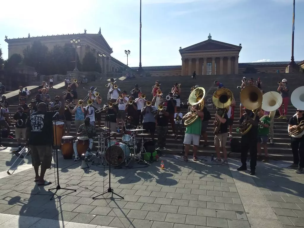 The Brotherhood, zespół z Filadelfii, występuje przed Philadelphia Art Museum na rzecz ruchu Black Lives Matter 5 lipca 2020 r. (Zdjęcie: Cory Clark/NurPhoto via Getty Images)