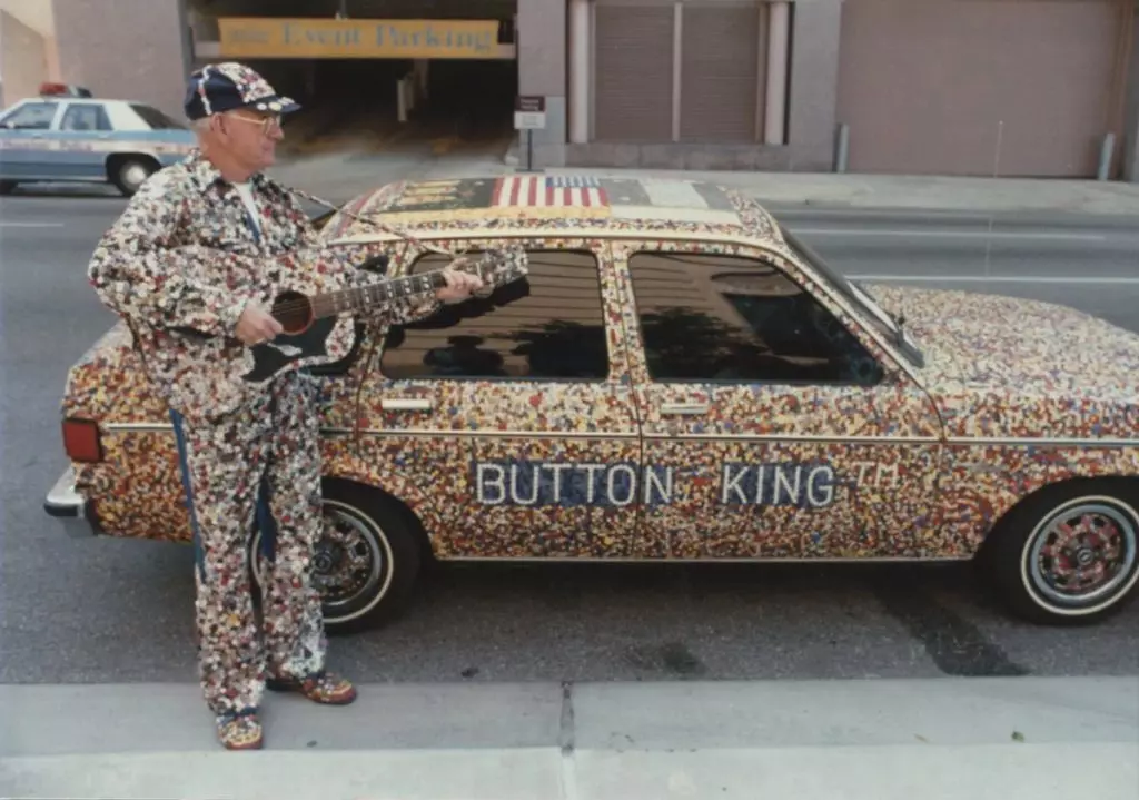 The Button King's Art Car ing Houston Art Car Parade. Foto duweni saka Orange Show Center for Visionary Art, Houston.