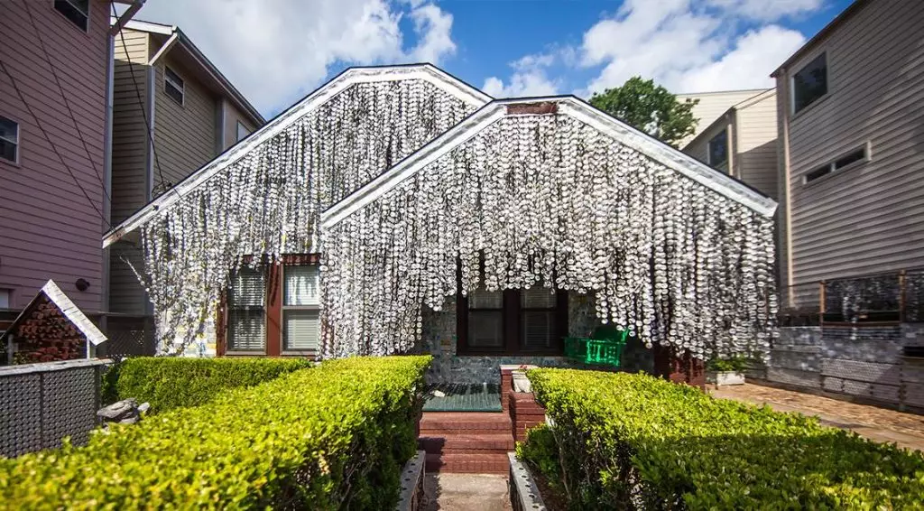 The Beer Can House. Foto duweni saka Orange Show Center for Visionary Art, Houston.