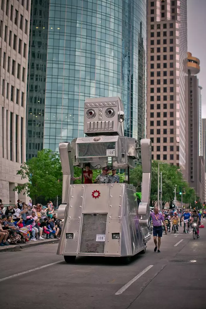 Mobil Seni di Parade Mobil Seni Houston. Foto oleh Morris Malakoff, milik Orange Show Center for Visionary Art, Houston.