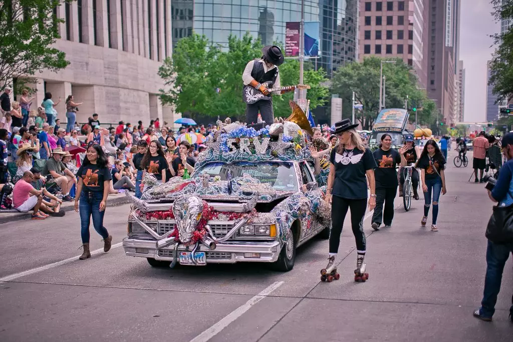 Mobil Seni di Parade Mobil Seni Houston. Foto oleh Morris Malakoff, milik Orange Show Center for Visionary Art, Houston.