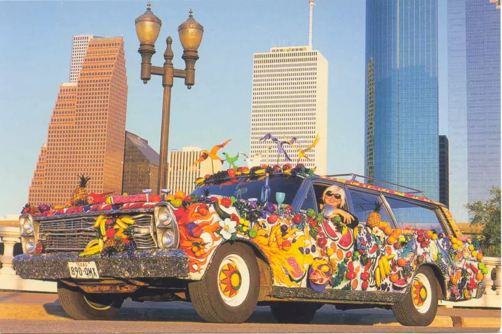 Fruitmobile ing Houston Art Car Parade. Foto duweni saka Orange Show Center for Visionary Art, Houston.