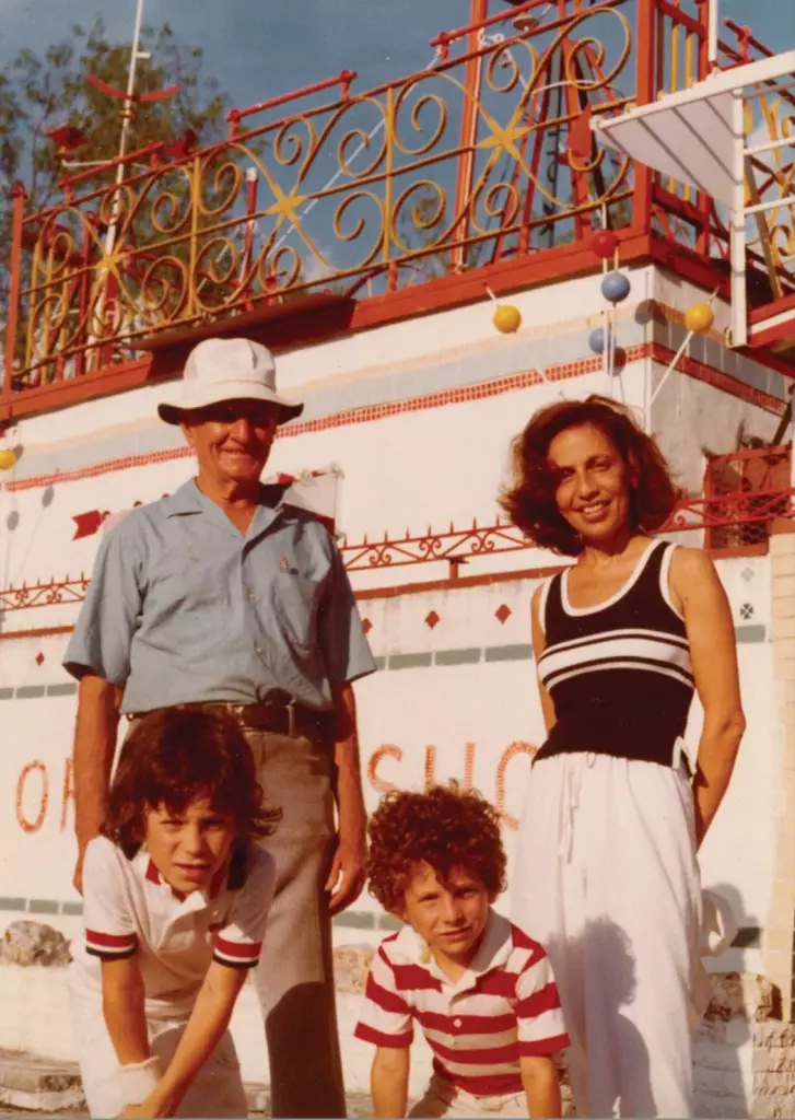 Jeff McKissack dan Marilyn Oshman di depan Orange Show Monument. Foto milik Orange Show Center for Visionary Art, Houston.