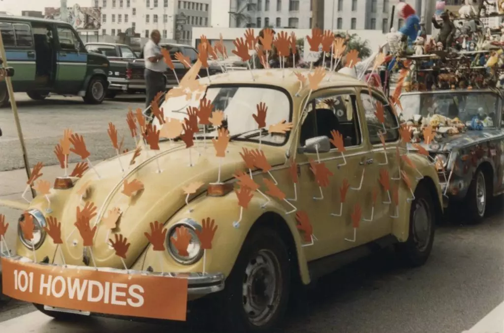 Sebuah mobil seni di Parade Mobil Seni Houston. Foto milik Orange Show Center for Visionary Art, Houston.